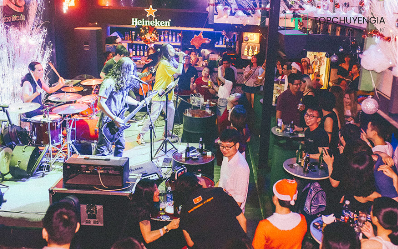 QUÁN BAR CÓ TỔ CHỨC SINH NHẬT CHO BẠN BÈ ĂN CHƠI THẢ GA